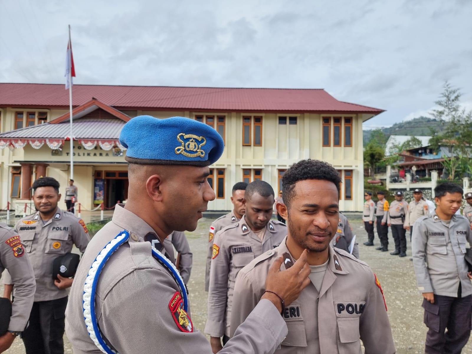 Tingkatkan Kedisiplinan, Wakapolres Tolikara Cek Sikap Tampang Personel - Tribatanews POLDA Papua