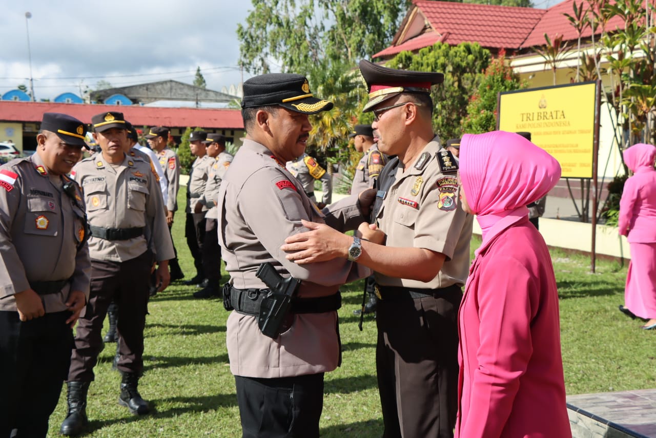 Kapolres Jayawijaya Pimpin Upacara Kenaikan Pangkat Pengabdian AKBP Muhlis - Tribatanews POLDA Papua