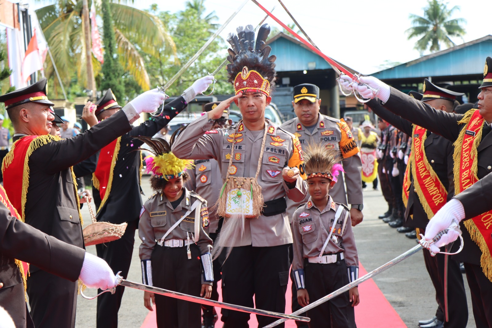 Tradisi Pedang Pora dan Adat Mansorandak, Warnai Pisah Sambut Kapolres Biak - Tribatanews POLDA ...
