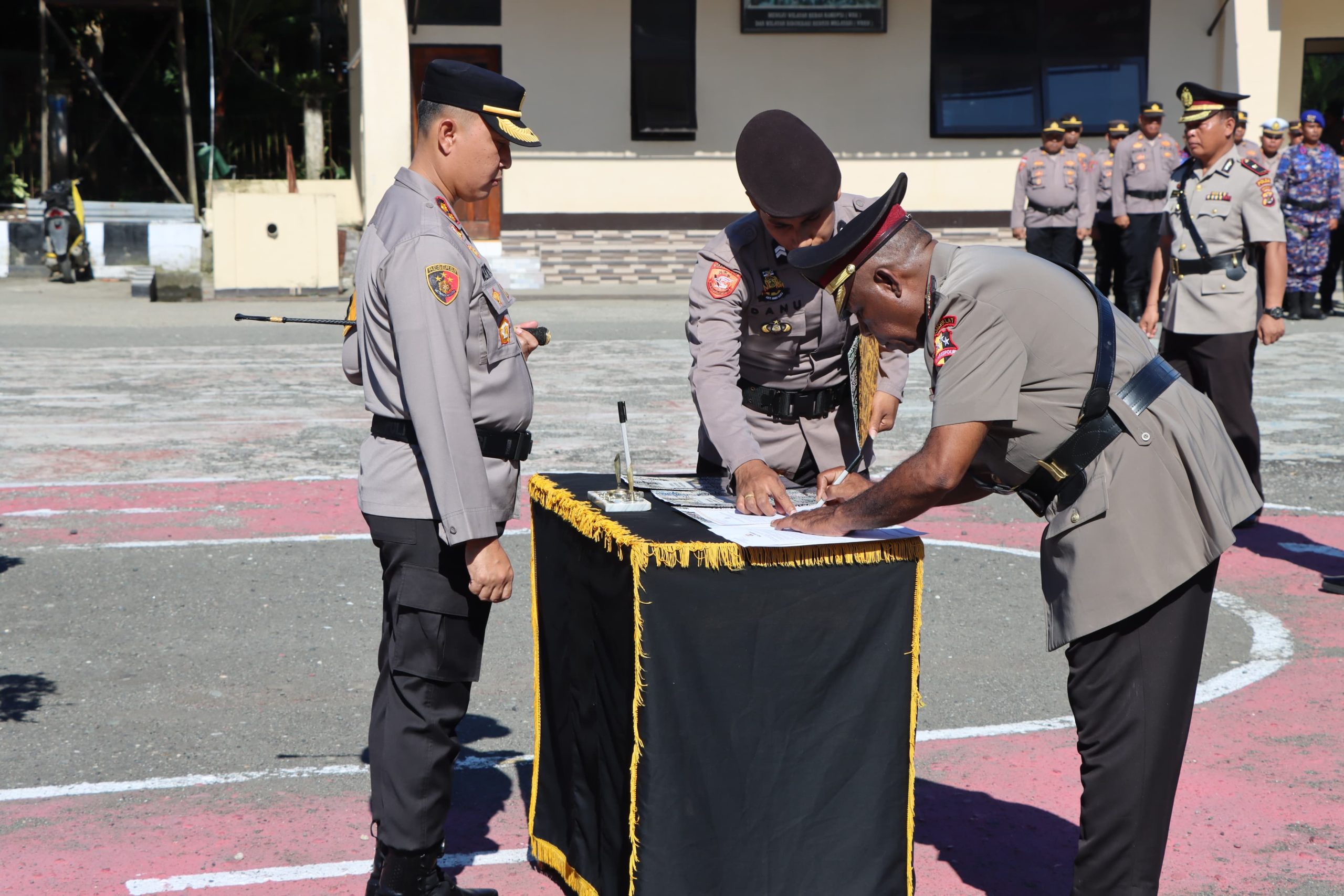 Upacara serah terima jabatan Wakapolres Nabire, Kabag Ops dan Kasat Lantas Polres Nabire ...