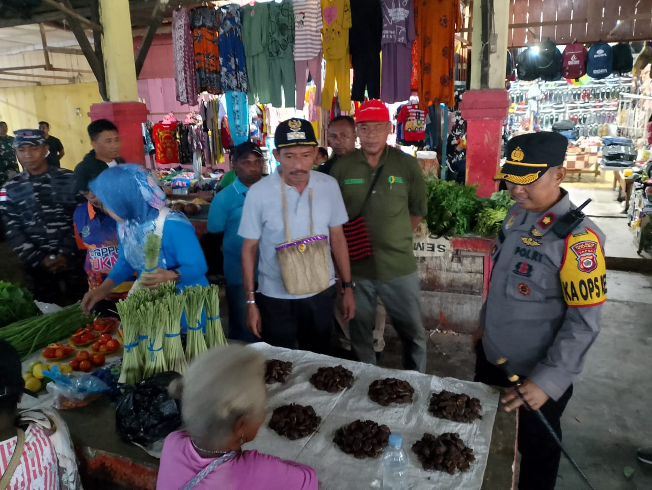Upacara Tabur Bunga dan ziarah makam para pejuang Sarmi dalam rangka ...