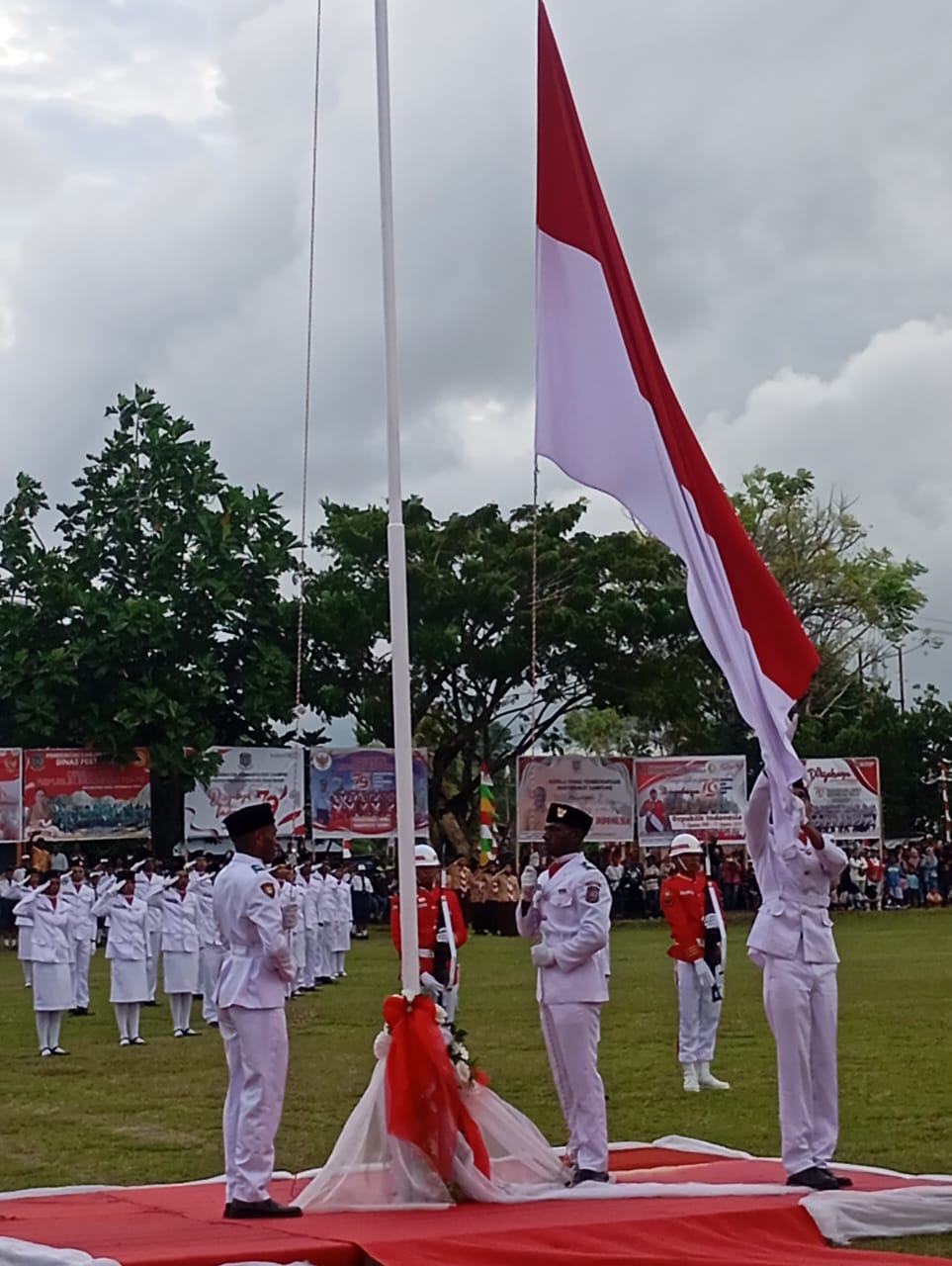 Upacara Penurunan Bendera Merah Putih dalam rangka HUT RI Ke-79 tahun di Kabupaten Sarmi ...