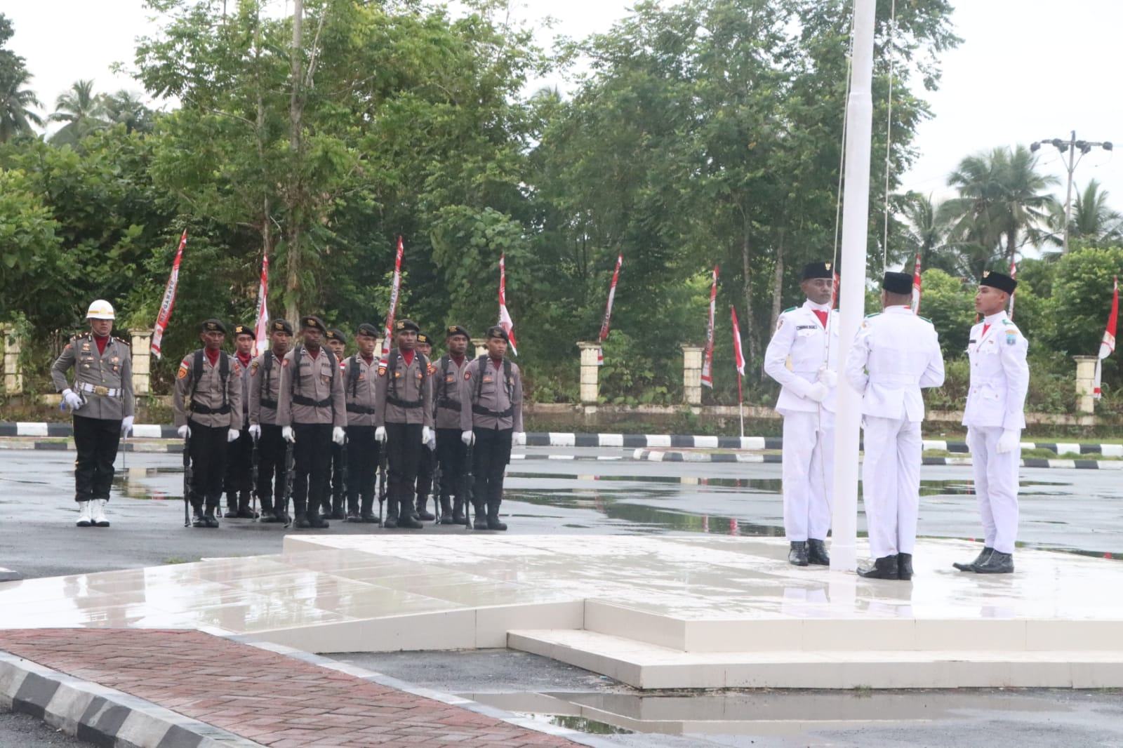 Kapolres Supiori Jadi Irup Penurunan Bendera Merah Putih HUT RI Ke 79 - Tribatanews POLDA Papua
