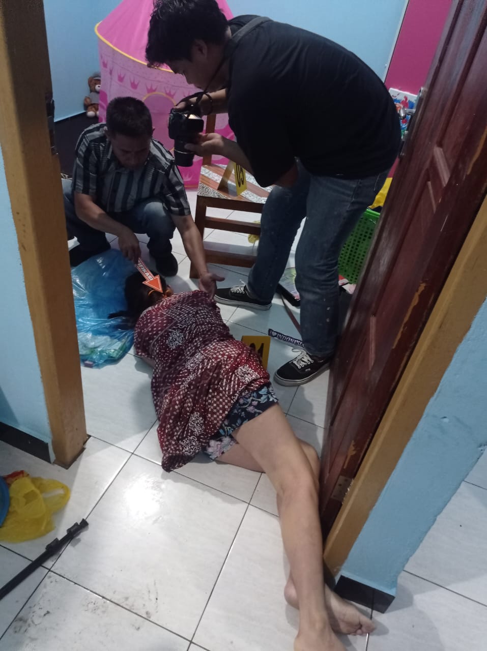 Polisi Olah TKP Kasus Bunuh Diri dengan Cara Gantung Diri di Timika - Tribatanews POLDA Papua