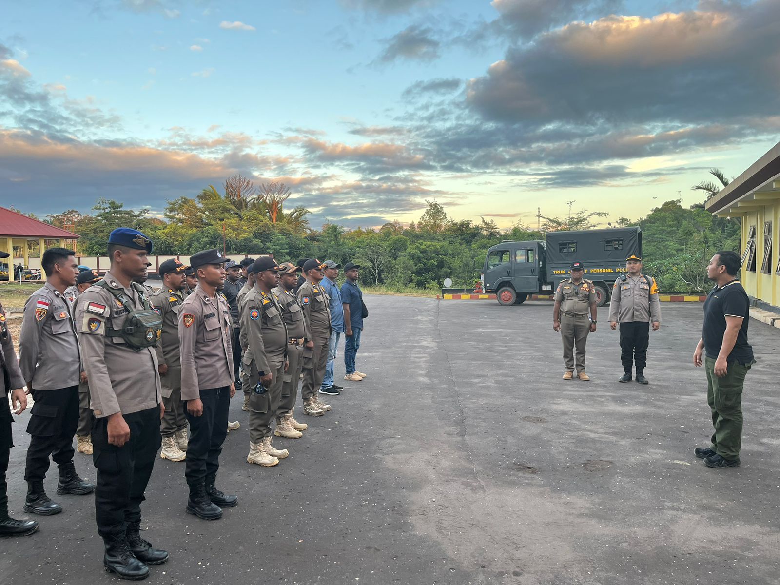 Operasi Gabungan Polres Boven Digoel Berantas Penjualan Miras Lokal di Mandobo - Tribatanews ...