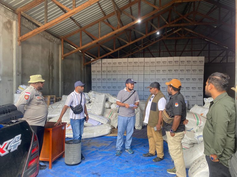 Pengamanan Gudang KPU Kab. Tolikara Awasi Pergeseran Logistik Ke Tongkonan Dalam Rangka ...