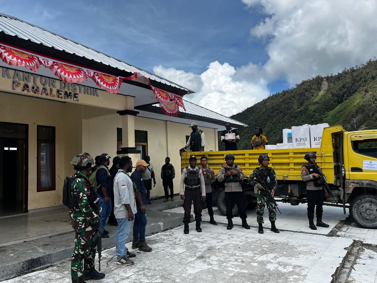 Kapolres Puncak Jaya Pantau Langsung Pergeseran Personel dan Logistik Pilkada Serentak Tahun ...