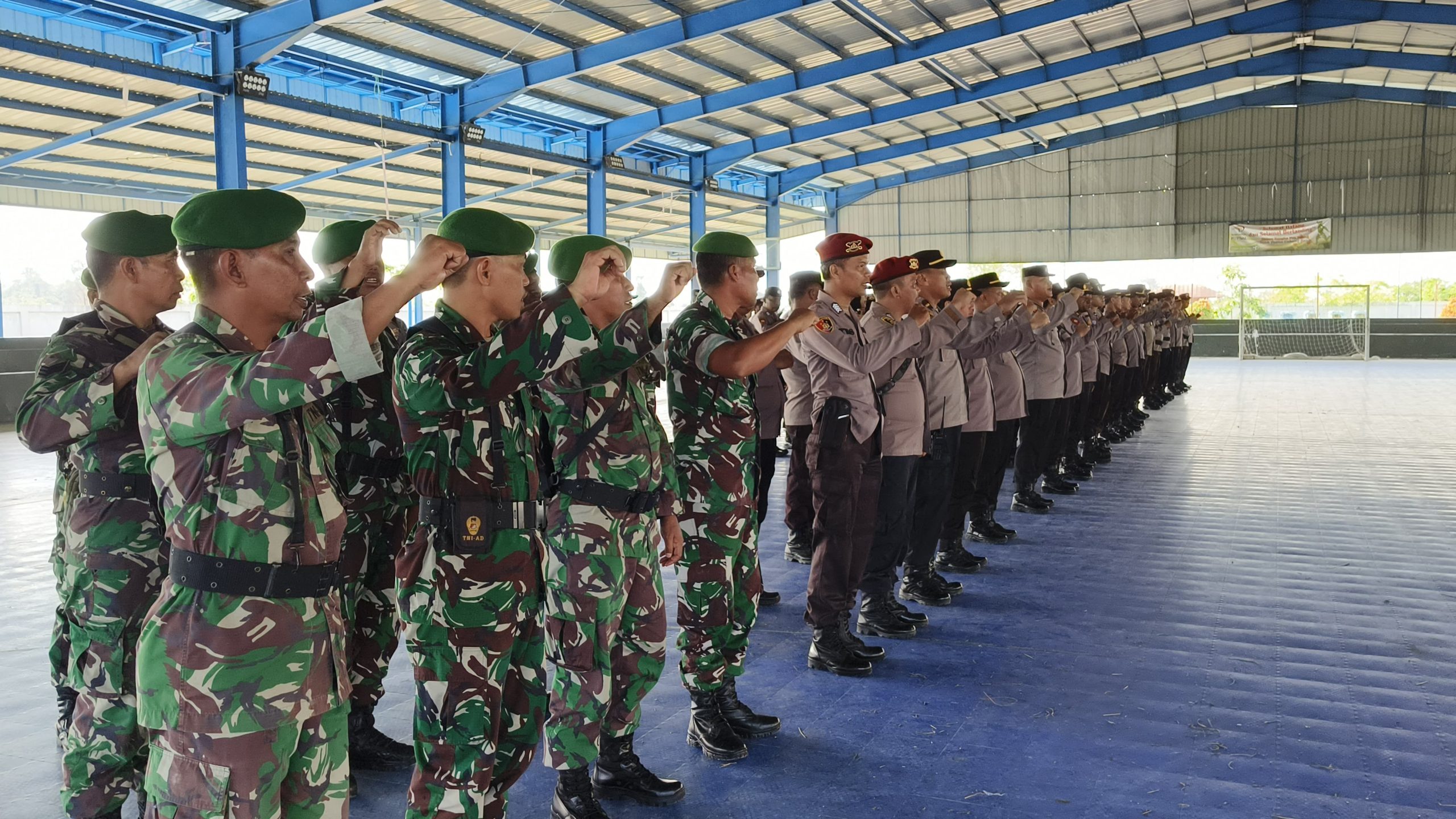 Polres Mimika, dibantu Brimob dan TNI Jaga Ketat Rapat Pleno Rekapitulasi Tingkat PPD ...