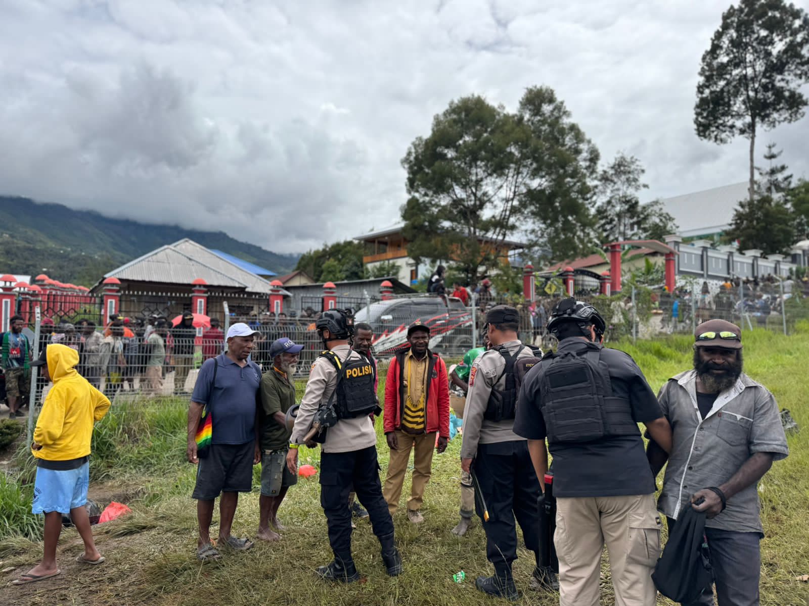 Jelang Akhir Tahun, Polisi Amankan 13 Senjata Tajam Saat Razia Di Tolikara - Tribatanews POLDA Papua