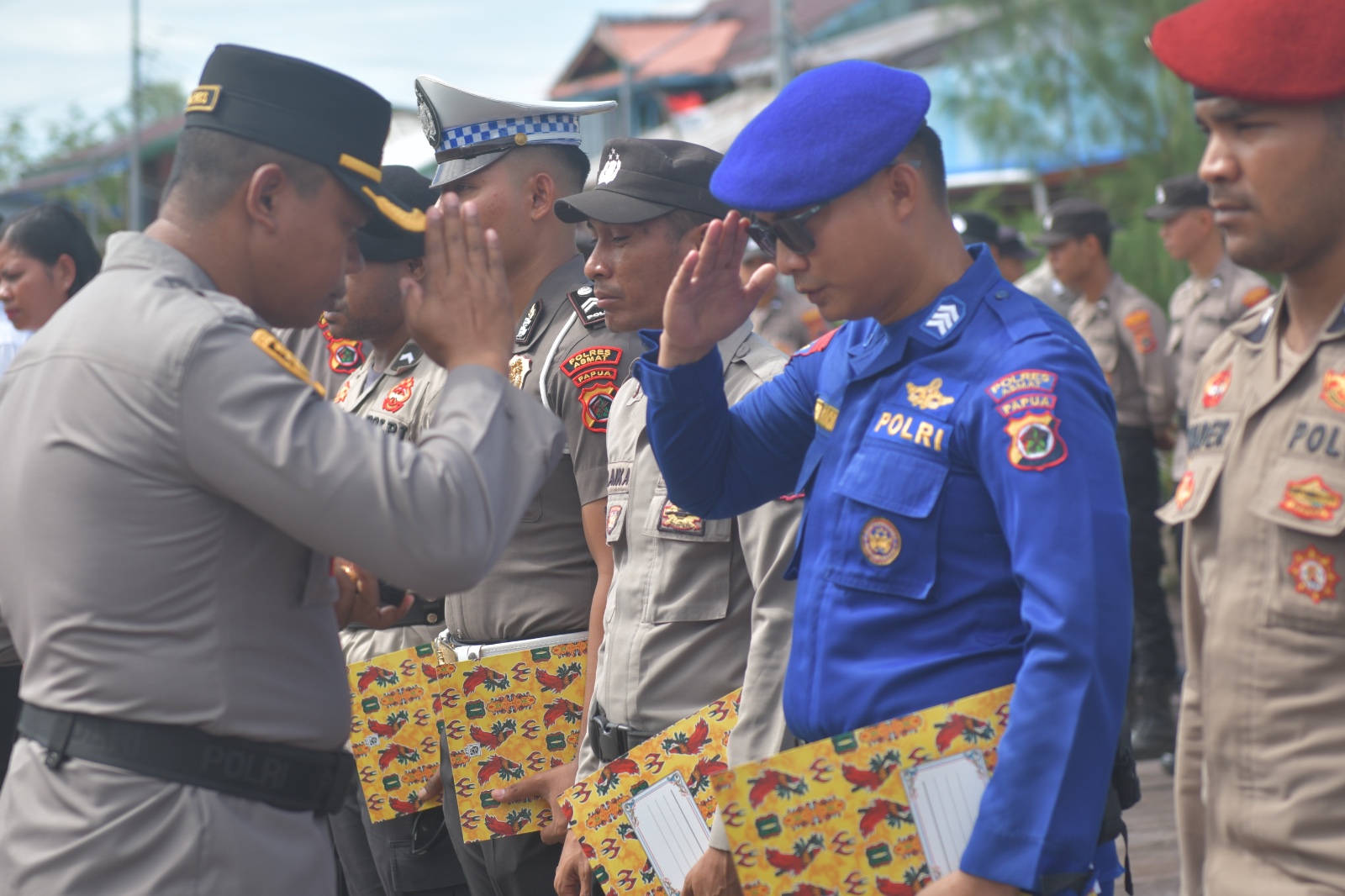 Usai Upacara Kenaikan Pangkat, Kapolres Berikan Penghargaan kepada 35 Personel - Tribatanews ...