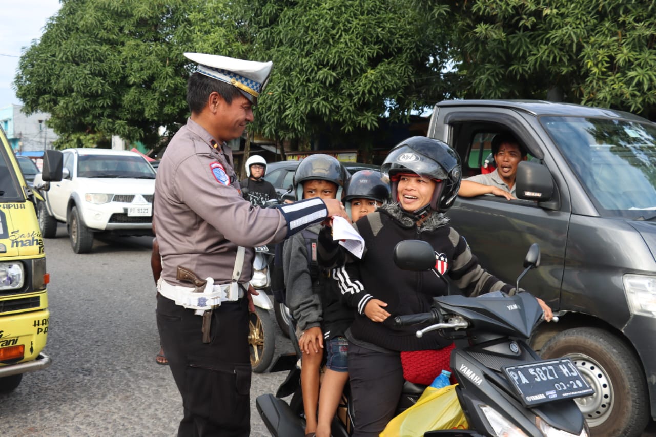 SATLANTAS POLRES MIMIKA GELAR RAZIA KENDARAAN DAN BAGIKAN COKELAT DALAM OPS KESELAMATAN CARTENS ...