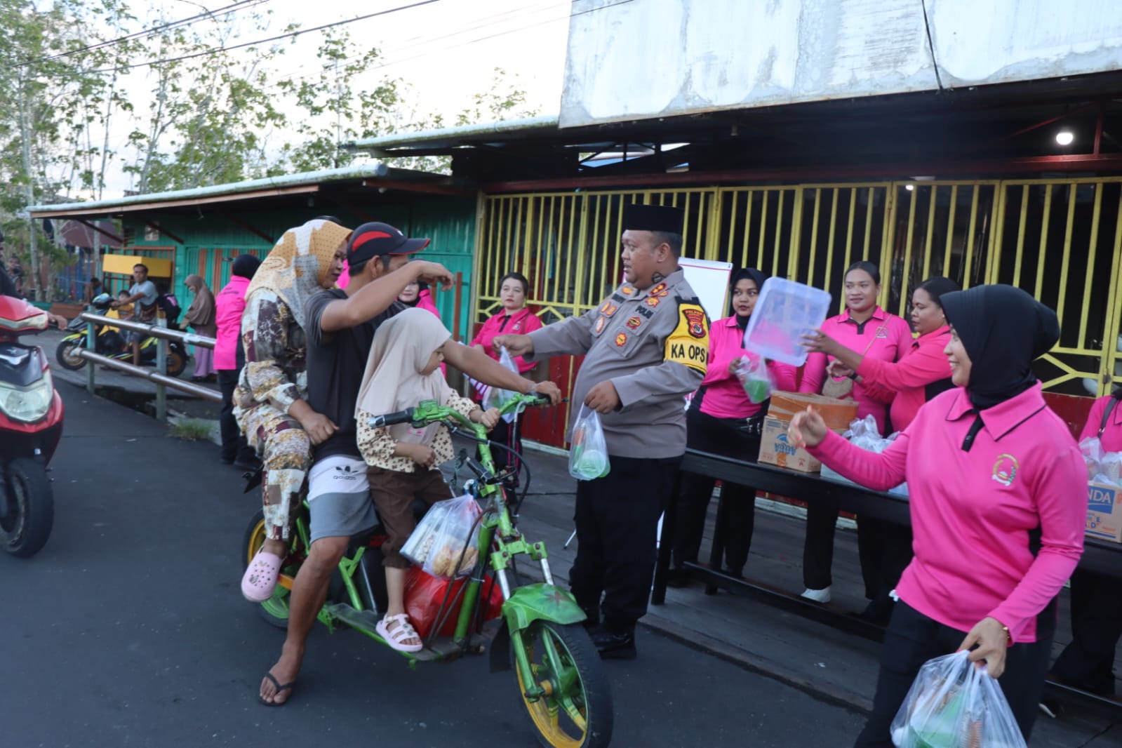 Kapolres Asmat Bersama Bhayangkari cabang Asmat Bagikan Takjil Kepada ...