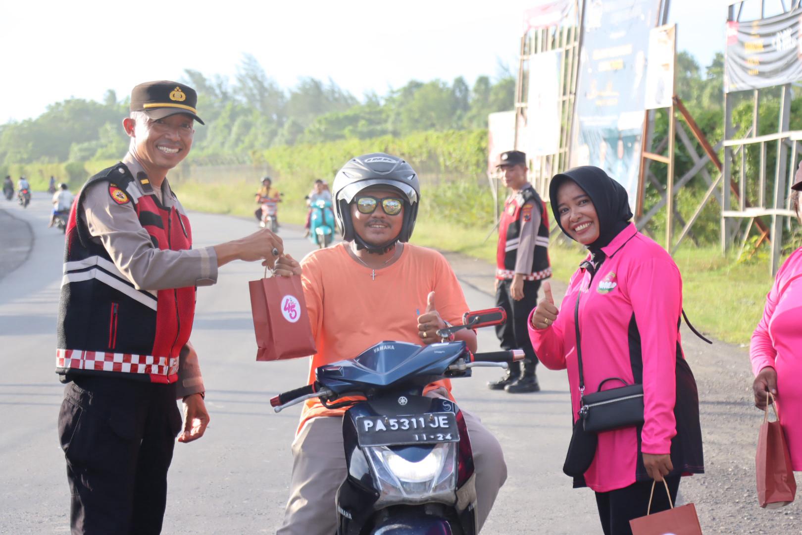 Semarak Ramadhan 1446 Hijriah, Ketua Bhayangkari Cabang Sarmi Dan Anggotanya Turun Ke Jalan ...