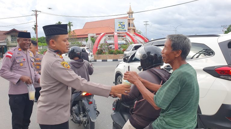 Polres Mimika Bersama Bhayangkari Berbagi Takjil Dalam Bulan Suci Ramadhan 1446 H / 2025 ...