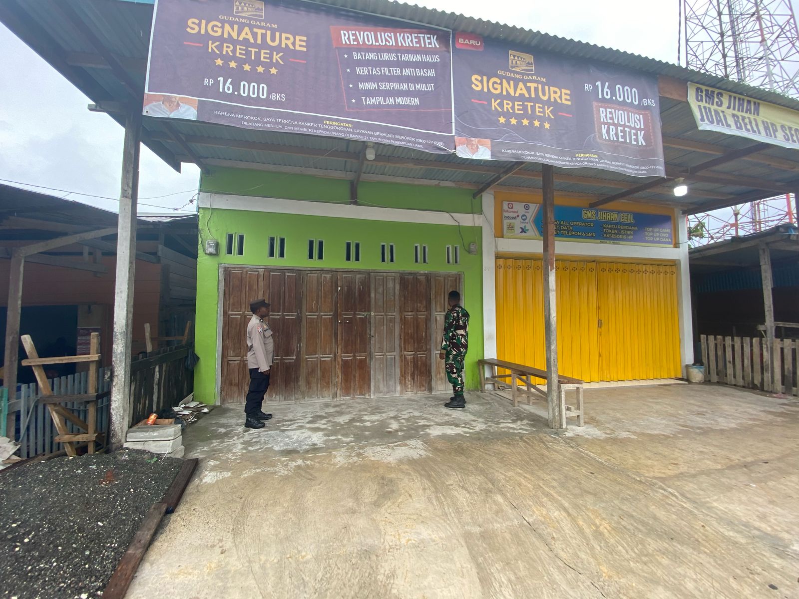 Ciptakan Rasa Aman, Personil Pos PAM Ketupat Cartenz 2025 Lakukan Patroli Di Rumah Kosong Yang ...