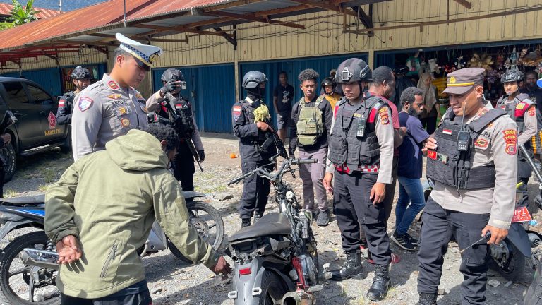 Antisipasi Gangguan Kamtibmas, Aparat Gabungan TNI-POLRI di Kab. Puncak Jaya Intensifkan Patroli ...