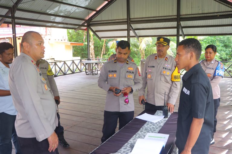 Kapolres Supiori Pantau Langsung Pengecekan Senpi dan HT Personil Polres Supiori - Tribatanews ...