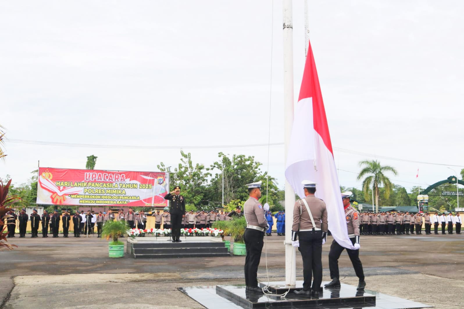 Peringati Hari Lahir Pancasila, Polres Mimika Gelar Upacara Pengibaran Bendera. - Tribatanews ...