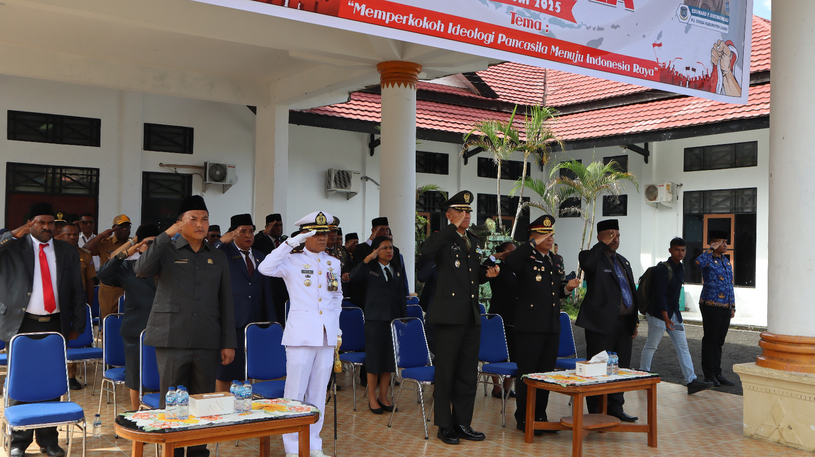 Kapolres Sarmi bersama Forkopimda Kabupaten Sarmi mengikuti upacara ...