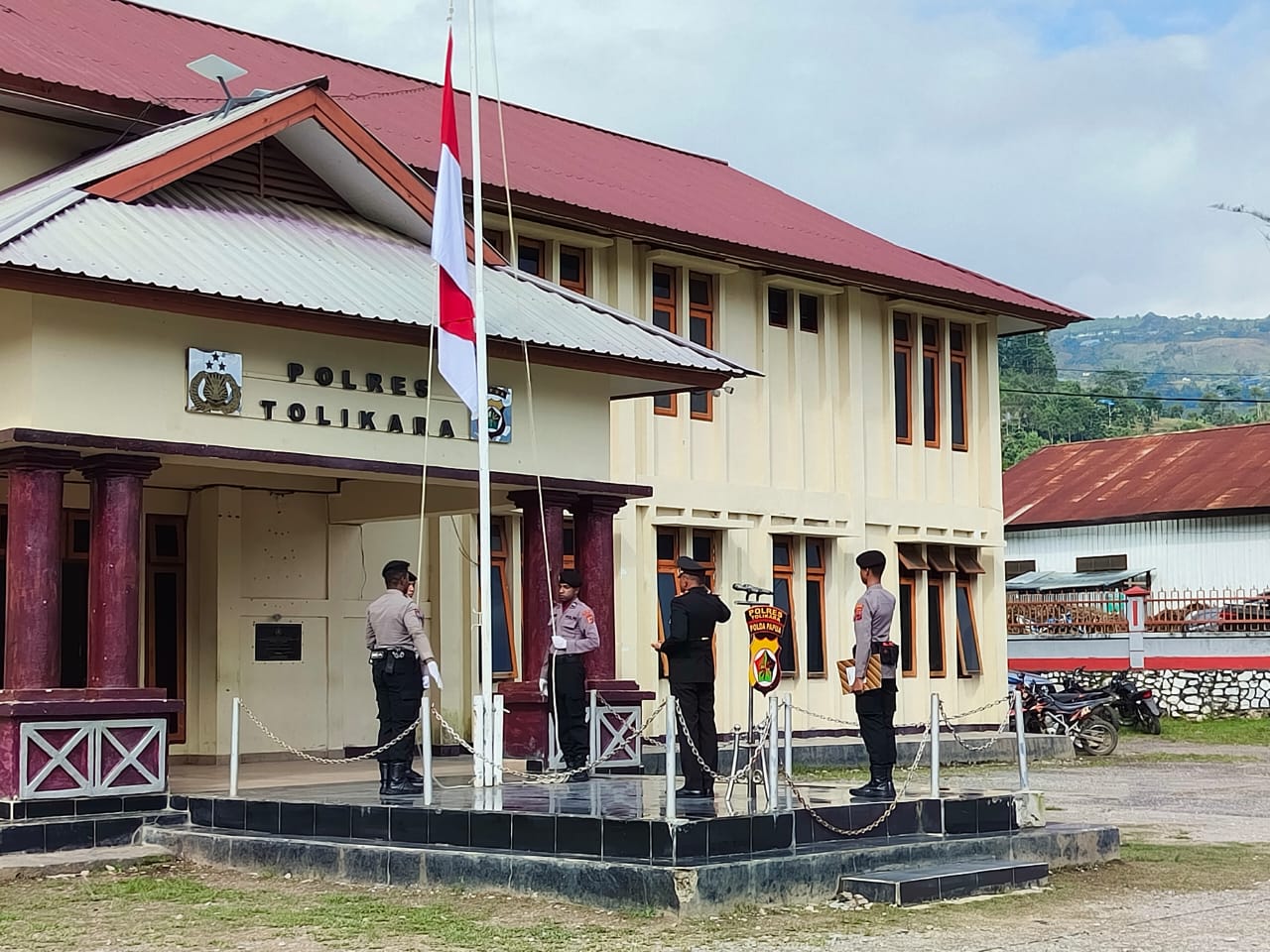 Kapolres Tolikara Pimpin Upacara Bendera Dalam Rangka Memperingati Hari Lahir Pancasila 1 Juni ...